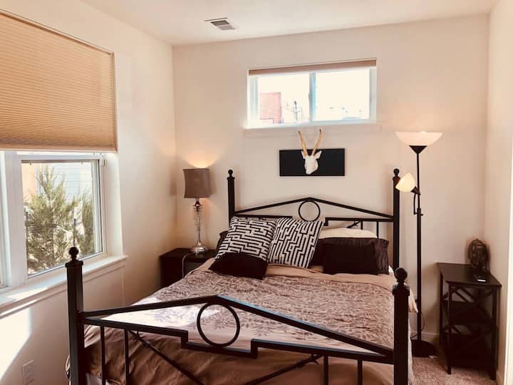 Stylish Modern Room With Rooftop Hot Tub - Denver, CO