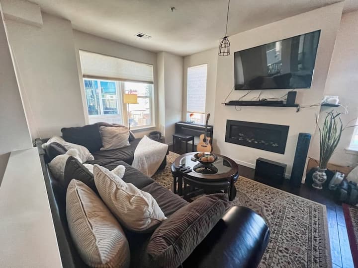 Stylish Modern Room With Rooftop Hot Tub - Denver, CO