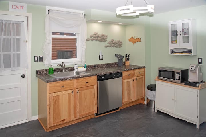 Sb2-cozy, Downtown Munising Apartment - Munising, MI
