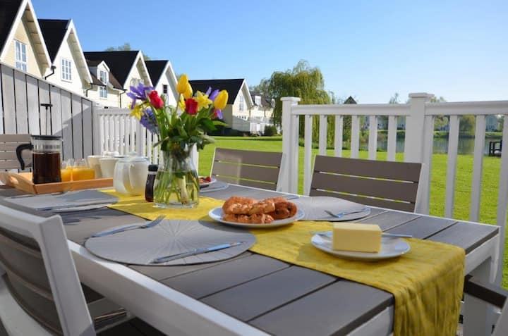 Lodge With Beautiful Lake Views - Gloucestershire