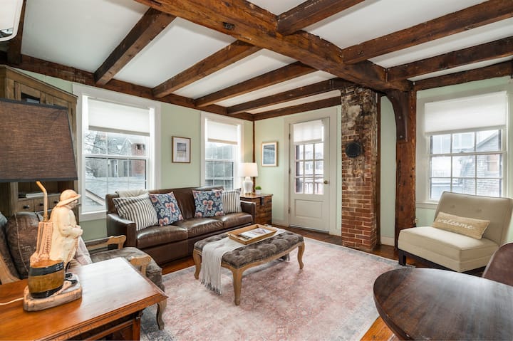 Seaside Elegance With A Private Balcony – Wake Up - Front Beach, MA