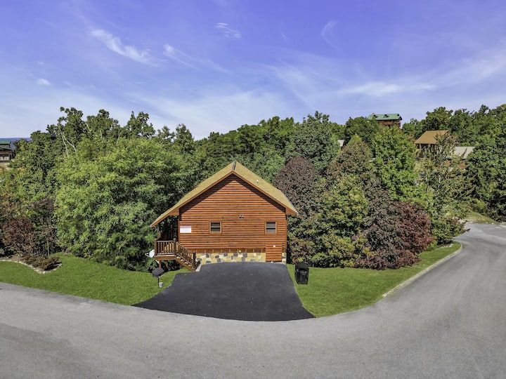 Especially For You: Pet Friendly - Brand New Hot Tub - Corner Lot Cabin - Pigeon Forge, TN