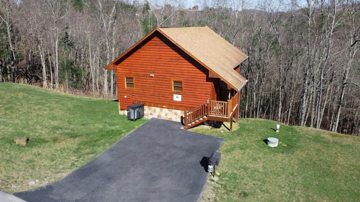 Hugs And Kisses: Pet Friendly - Brand New Hot Tub - Walk To Resort Playground - Pigeon Forge, TN