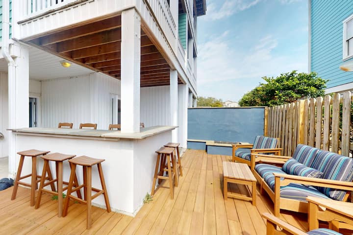Spacious Duplex W/ocean View, Tiki Bar + Elevator - Carolina Beach, NC