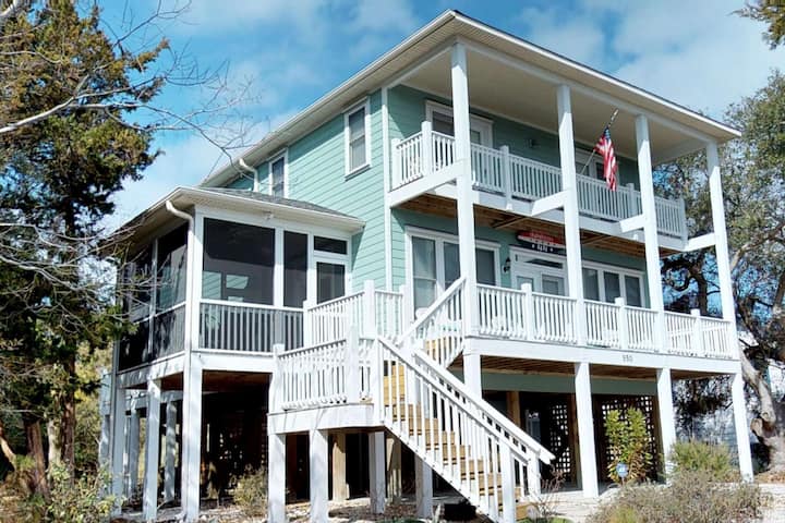 Secluded Retreat Near Beach | 4 Decks, Screened Porch, Grill, Outdoor Shower, Hammock, Dog Friendly - Kure Beach, NC