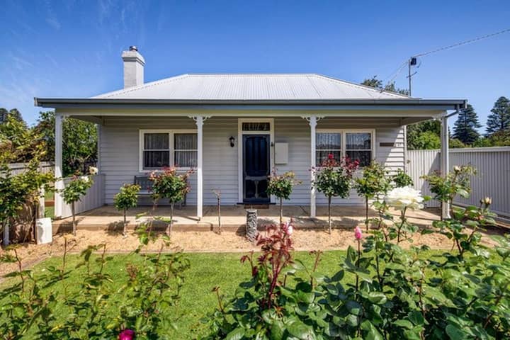 Carrick Fergus - Centrally Located Family Home - 菲利港