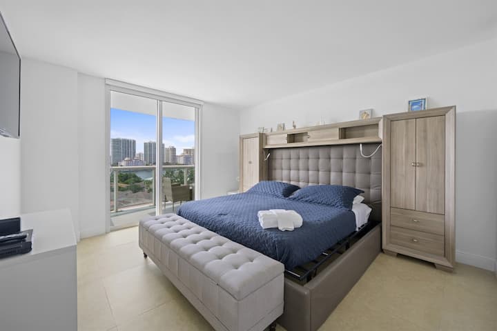 Breathtaking Ocean View, Upgraded, Walk To Beach! - Aventura, FL