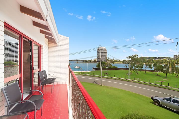 Coral Gardens Unit 2 - River Views, Close To Beach - Coolangatta