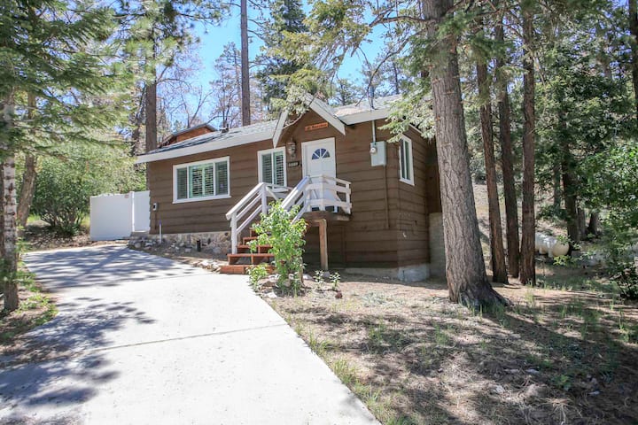 Romantic Cabin With Hot Tub & Fireplace - Big Bear Lake, CA