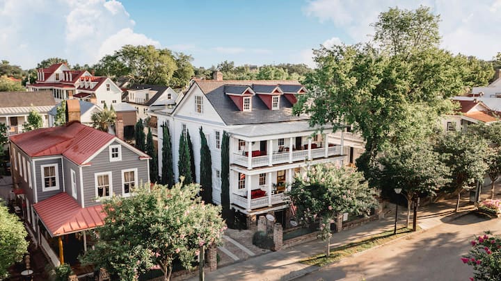 Entire 1850s Mansion | 9br | Lacornue Kitchens - 찰스턴