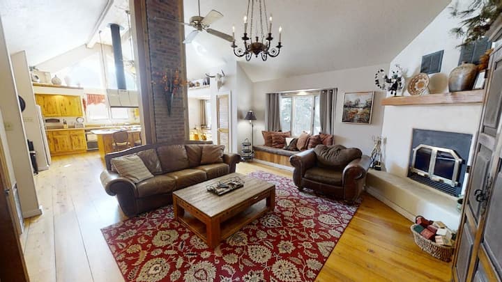 Thorne's Downtown Delight - In Town - 1/2 Block - Taos Ski Valley, NM