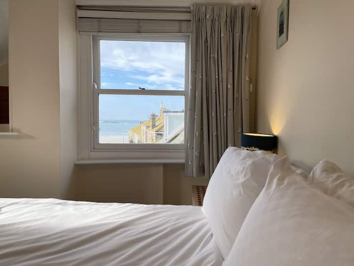 Windjammer, Wake Up To The Sound Of The Sea! - St Ives