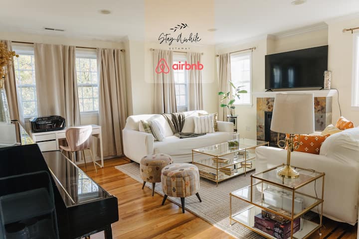 Urban Oasis: Downtown, Free Parking W/ Shared Yard - Stamford, CT