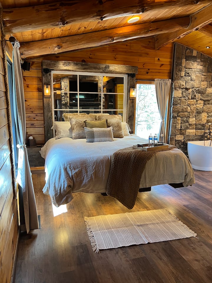 Luxury Pigeon Forge Cabin, Hot Tub, 2 Fireplace - Tennessee