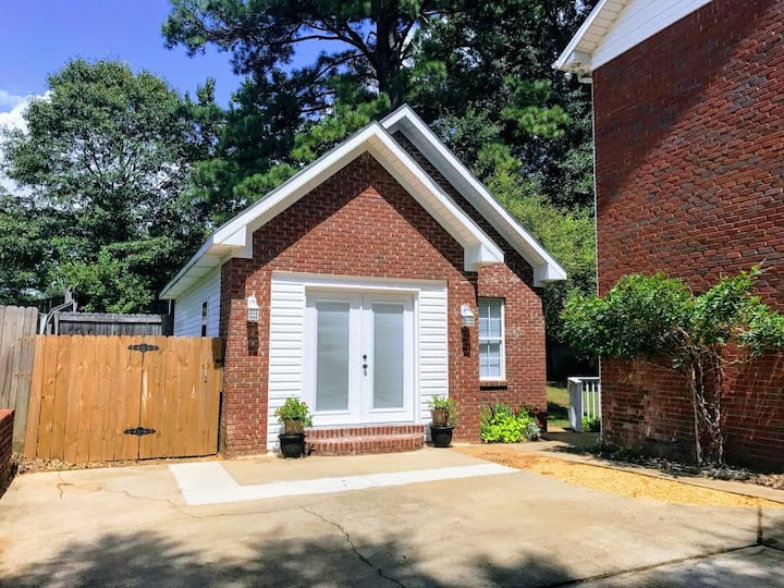 Southern Charmer Cottage - Tuscaloosa, AL