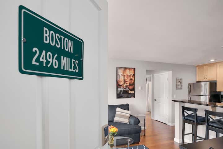 Seattle Vacation Home: Thomas Lodge "Boston" - Bright & Comfy, Large Balcony | Garage - Seattle, WA