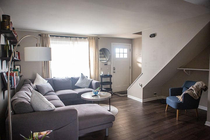 Bright, Modern Townhome With Natural Light - 폴라리스