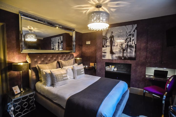 Superior King Room @ The Kingsbury 7even / 8ight - Marlborough