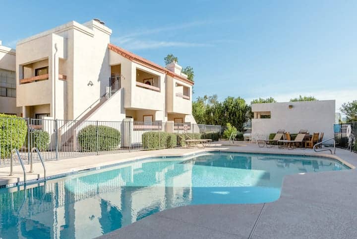 Vibrant 1br Condo W/patio, Pool, & Parking - Arizona