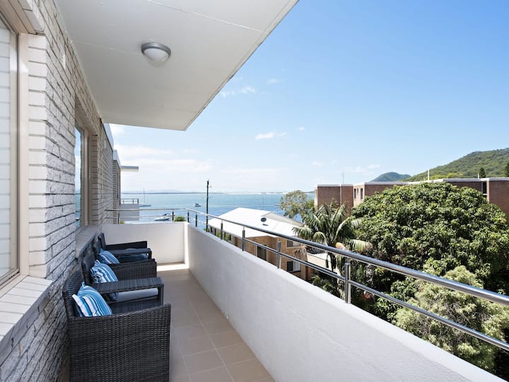Del Rae, 18/25 Shoal Bay Rd - Air-conditioned, Renovated 2-bedroom Unit Opposite Shoal Bay Beach - Nelson Bay