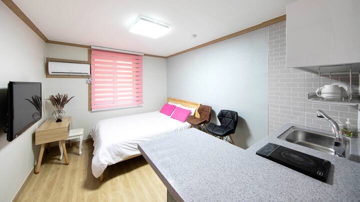 화이트&핑크의 아기자기한 감성 인테리어 Pinkcat - Taean-gun