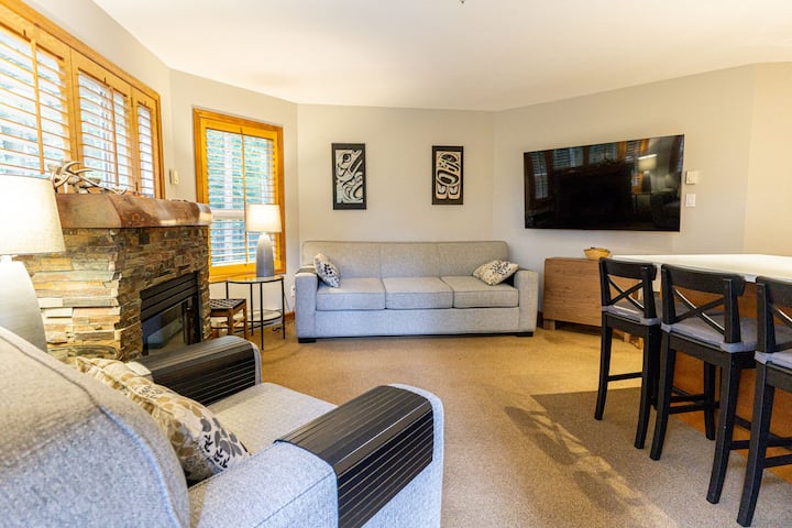 Aspen #112 Prime Ski-in Ski-out Location! Pool, Hot Tubs, Bbq, Sleeps 8 - Whistler