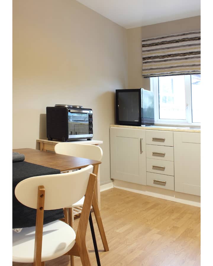 2br Apt Near Shops, Resto W/ Free Parking - Armagh