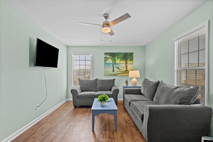 "Sand Dollar Suite 5": A Short Stroll From The Sea - Carolina Beach, NC
