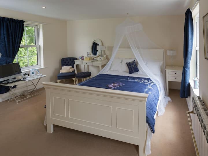 King-romantic-ensuite-wisteria - Jersey