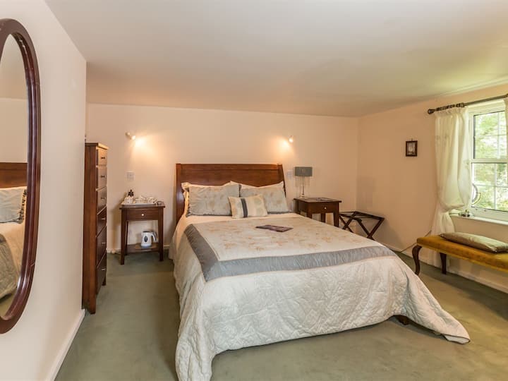 Suite-king-ensuite-rosewood - Young Family - Guernsey