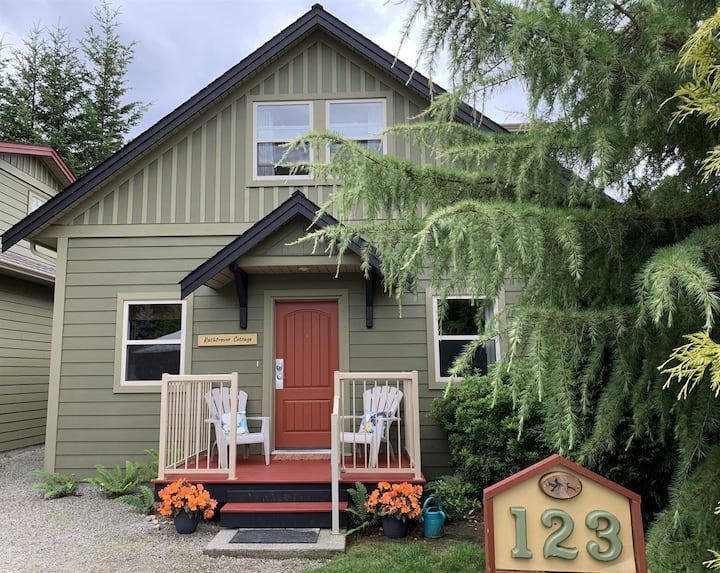 Pool & Hot-tub Right Across The Lane! - Parksville