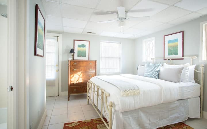 Intimate Getaway For Two By Lucky Savannah - Savannah, GA