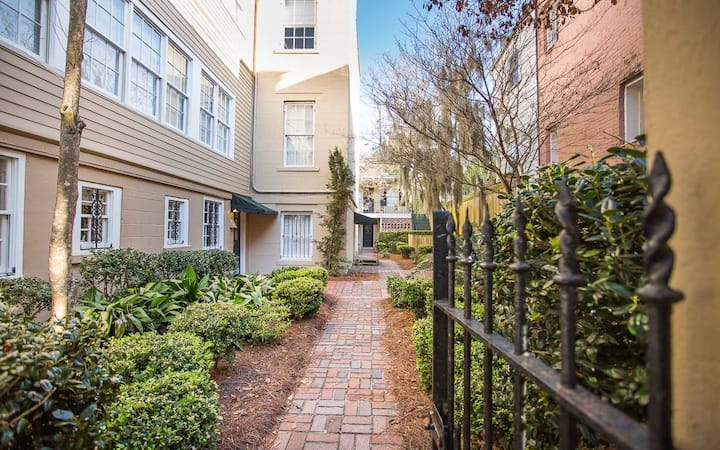 Sweet Garden Home On Jones Street Across From Clary's By Lucky Savannah - Bluffton, SC