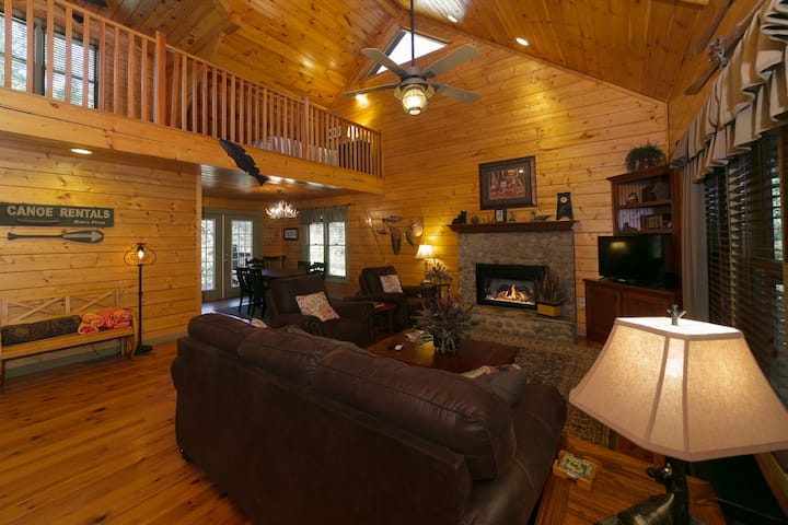 Down By The River| Remote Riverfront Cabin - Cleveland, GA