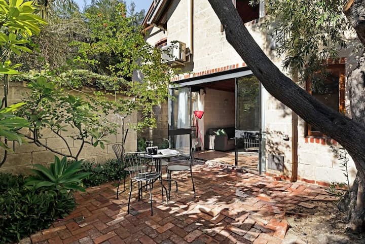 *Freo Hideaway* Market Lovers Hideout - Melville