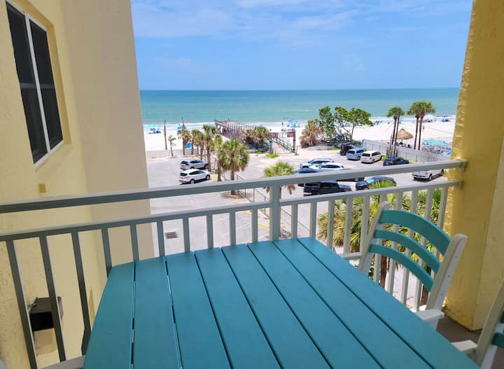 Beachfront! Balcony, Sleeps 10 & King Bed, Heated Pool -308 - Madeira Beach, FL