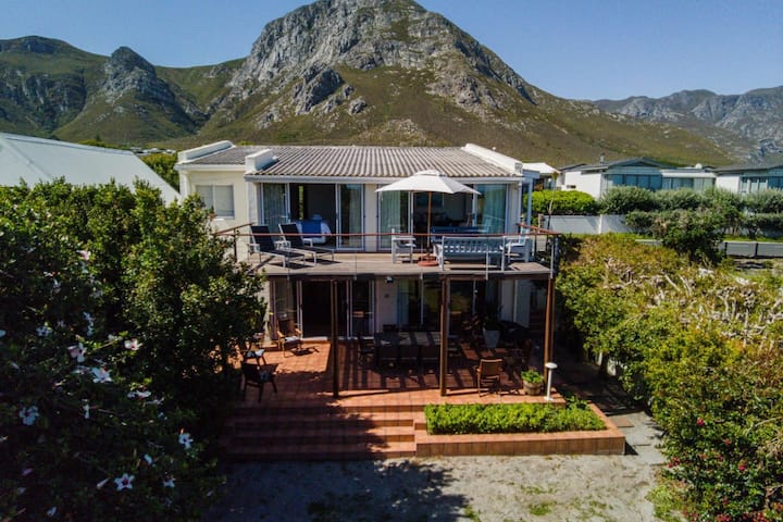 245 On 10th - Pet Friendly, Inverter, At The Beach - Hermanus