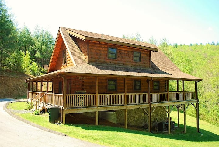 A New Outlook | Hot Tub, Dog Friendly, Fire Pit - West Jefferson, NC