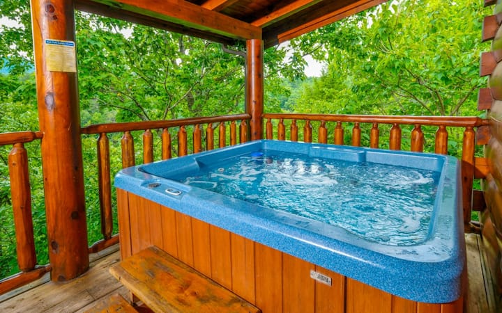 Lucky Enough - Pet-friendly, Plus Hot Tub + Games! - Pigeon Forge, TN