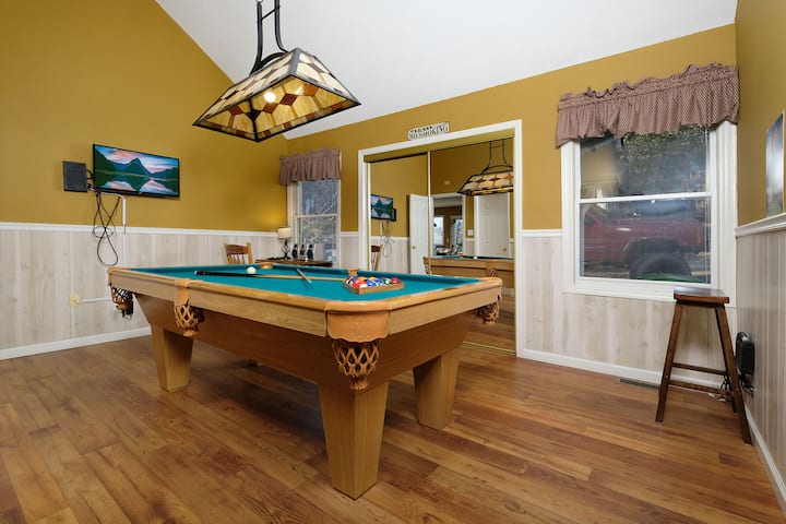 Bear Hugs - Community Pools & Pool Table - Gatlinburg, TN