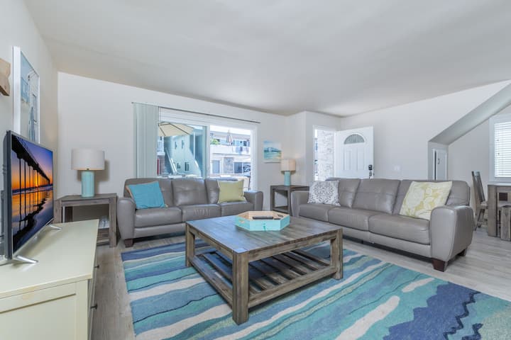 Lovely Beachside Retreat W/ Outdoor Patio, Just Steps From The Sand! - Costa Mesa, CA
