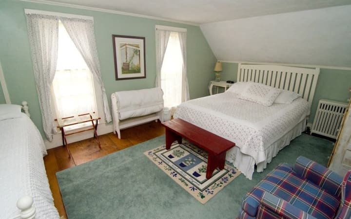 Room #9 - Mountain Fare Inn - Campton, NH