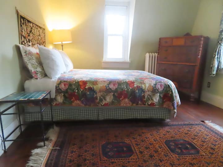 Green Room At Morning Glory Bnb In Woodstock - Woodstock, NY