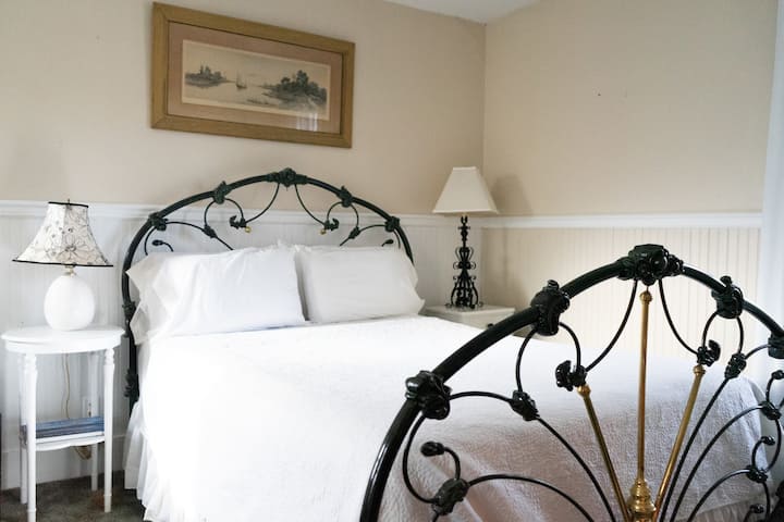 Dormer House - Diana Room - Cape May, NJ