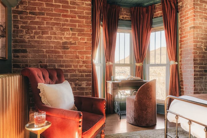 Copper Leaf / The Dove Inn / Downtown Golden - 戈爾登