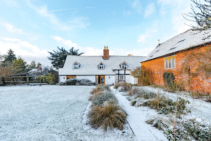 Ryton Grange Farmhouse + Adjacent Barn Sleeps 18 - Church Stretton