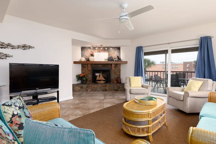 Spacious 3-bedroom Townhome W/ Stunning Gulf Views - Treasure Island, FL