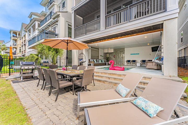 (122) Bright, Fenced Pool Overlooking The Lagoon - Florida