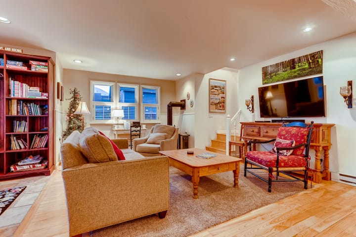 Chalet Montagne: Charming Pet-friendly Home, Private Hot Tub, Walk To Main St - Breckenridge, CO