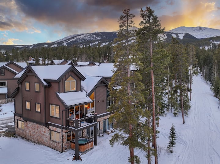 Slopeside Saddlewood: True Ski-in/out, Private Hot - Breckenridge, CO